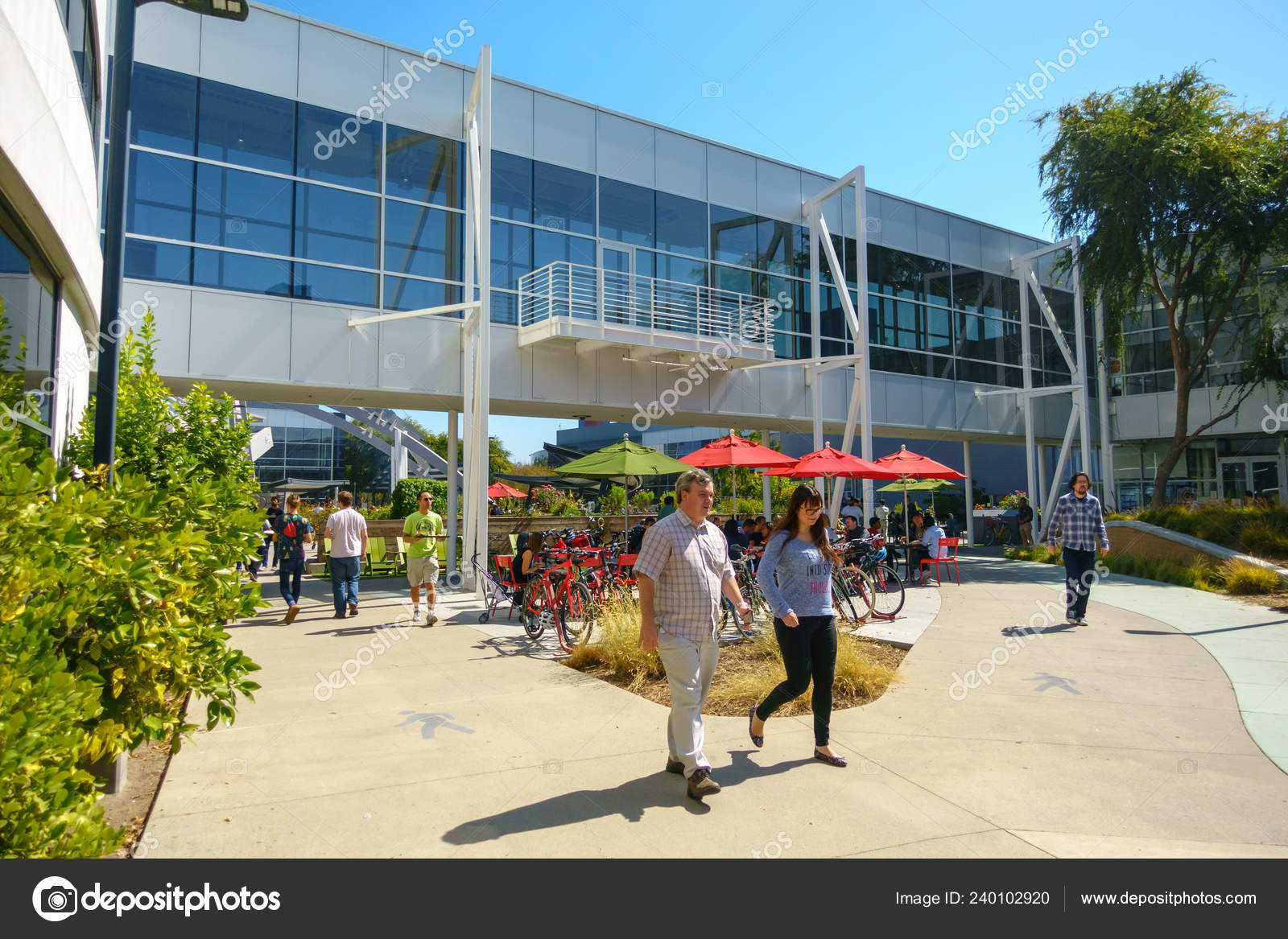 Empleados que trabajan al aire libre en la oficina principal de ...