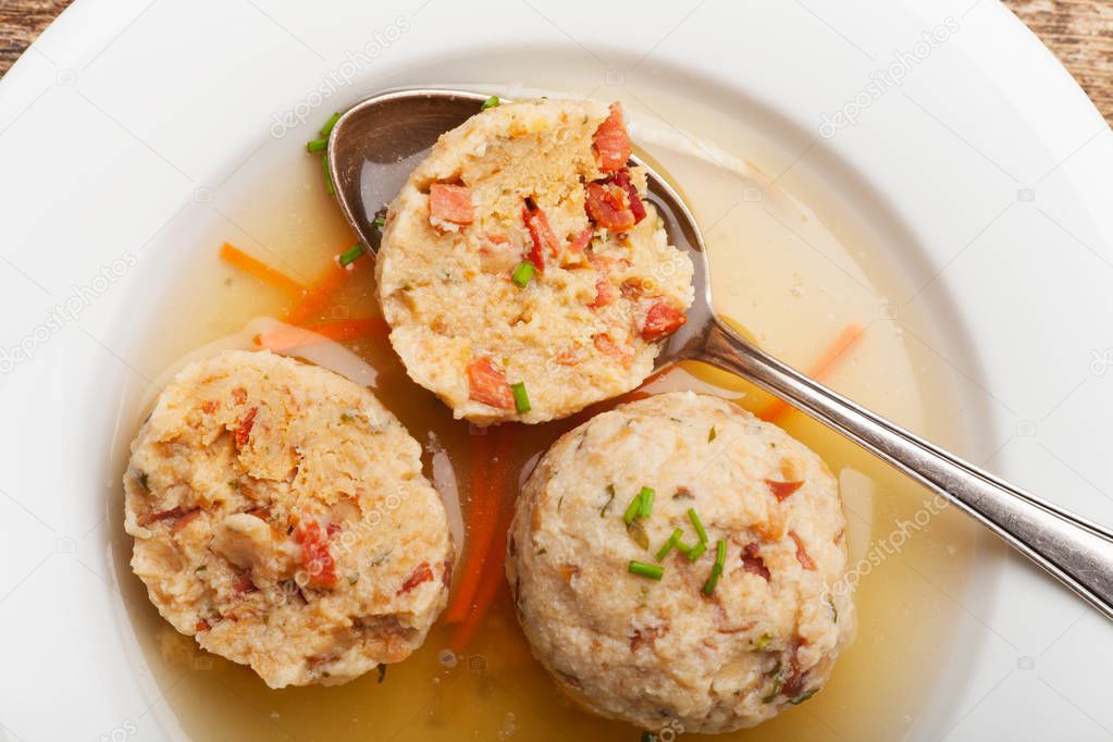speckknoedel, un dumpling tirolés en caldo 2022