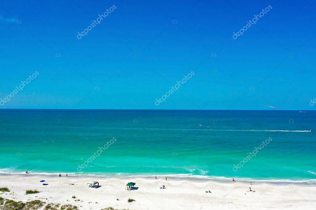 Una vista aérea de la hermosa playa de arena blanca en Anna Maria ...