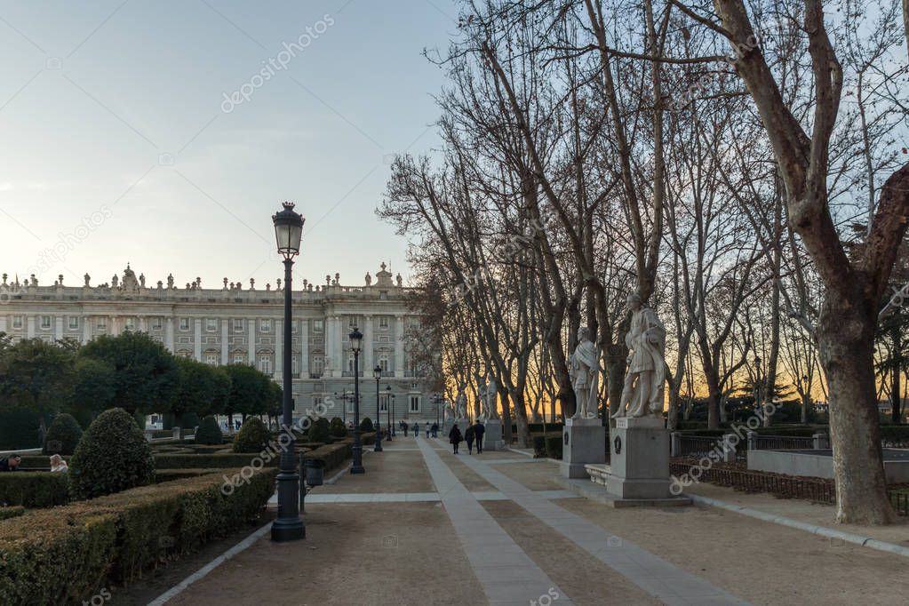 MADRID, ESPAÑA - 22 DE ENERO DE 2018: Vista del atardecer de los ...