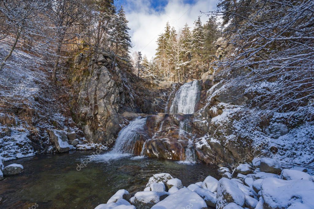 Paisaje de invierno de la cascada de Popina Laka cerca de la ciudad de ...