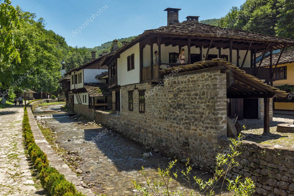 ETAR, GABROVO, BULGARIA- 6 DE JULIO DE 2018: Antigua casa en el ...