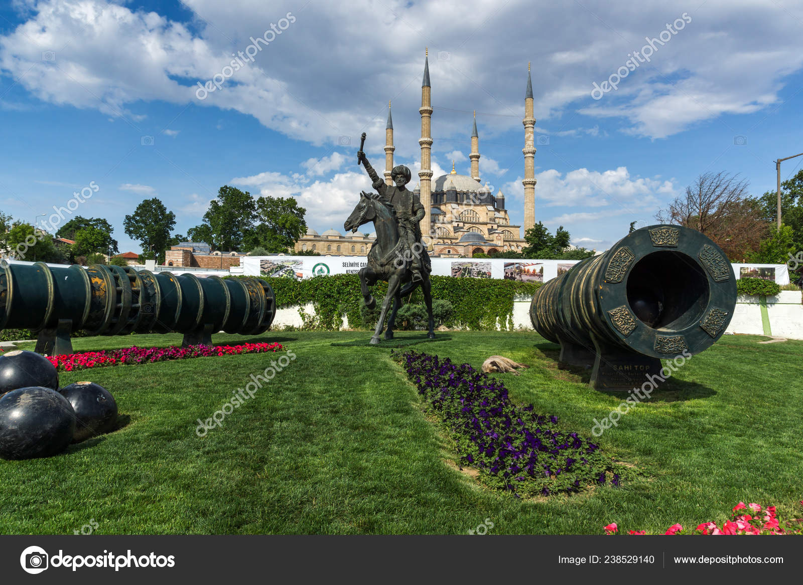 Monumen Sultan Ottoman Mehmed Dengan Meriam Abad Pertengahan Kota ...