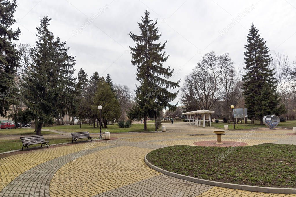 DIMITROVGRAD, BULGARIA - 1 DE FEBRERO DE 2019: Calle y edificio típico ...