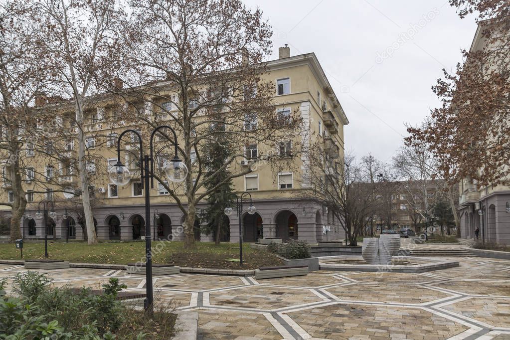 DIMITROVGRAD, BULGARIA - 1 DE FEBRERO DE 2019: Calle y edificio típico ...