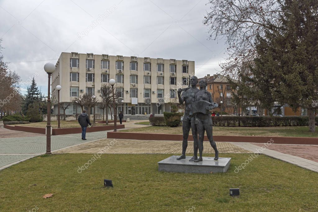 DIMITROVGRAD, BULGARIA - 1 DE FEBRERO DE 2019: Calle y edificio típico ...