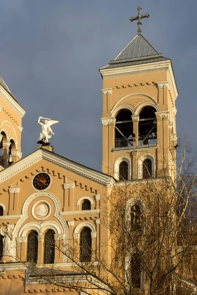 RAKOVSKI, BULGARIA - 25 DE DICIEMBRE DE 2013: Vista del atardecer de la ...