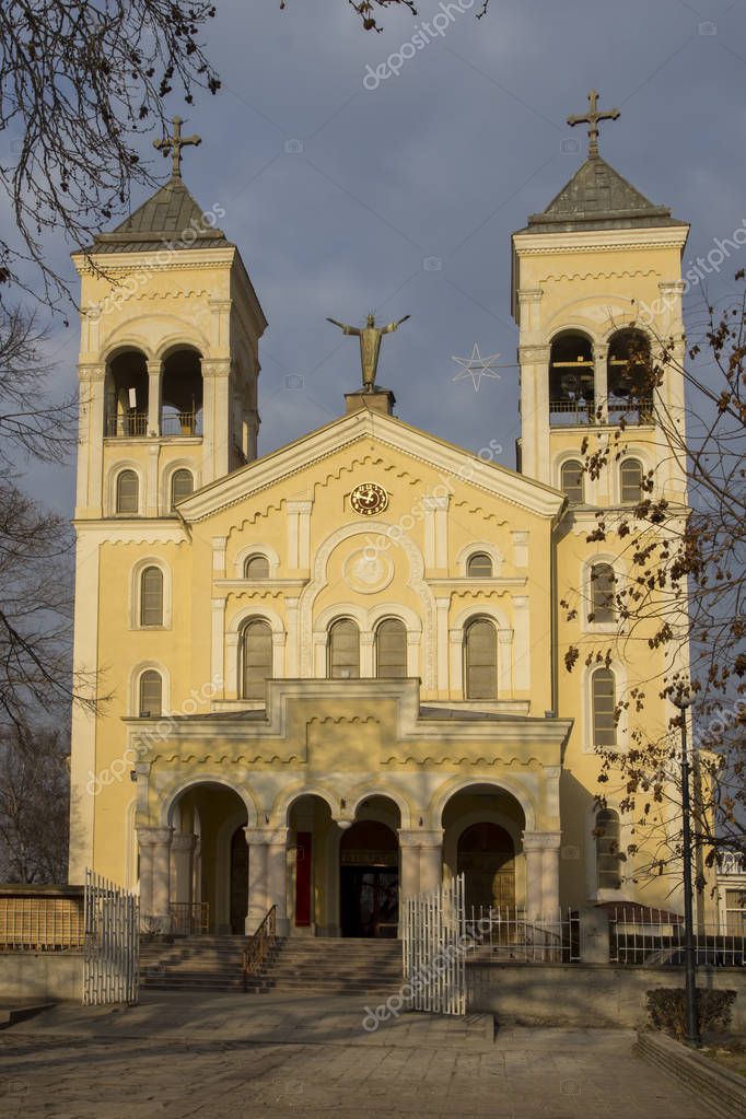 RAKOVSKI, BULGARIA - 25 DE DICIEMBRE DE 2013: Vista del atardecer de la ...