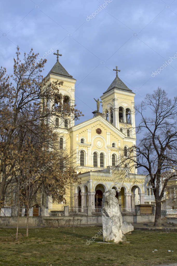 RAKOVSKI, BULGARIA - 25 DE DICIEMBRE DE 2013: Vista del atardecer de la ...