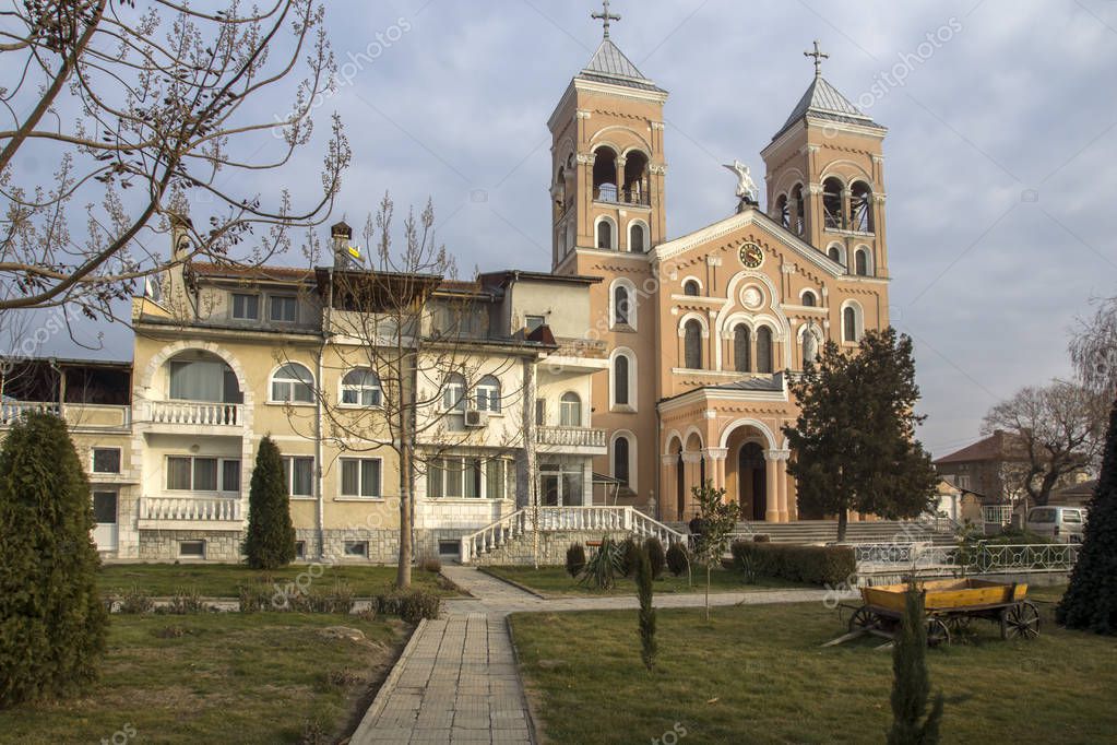 RAKOVSKI, BULGARIA - 25 DE DICIEMBRE DE 2013: Vista del atardecer de la ...