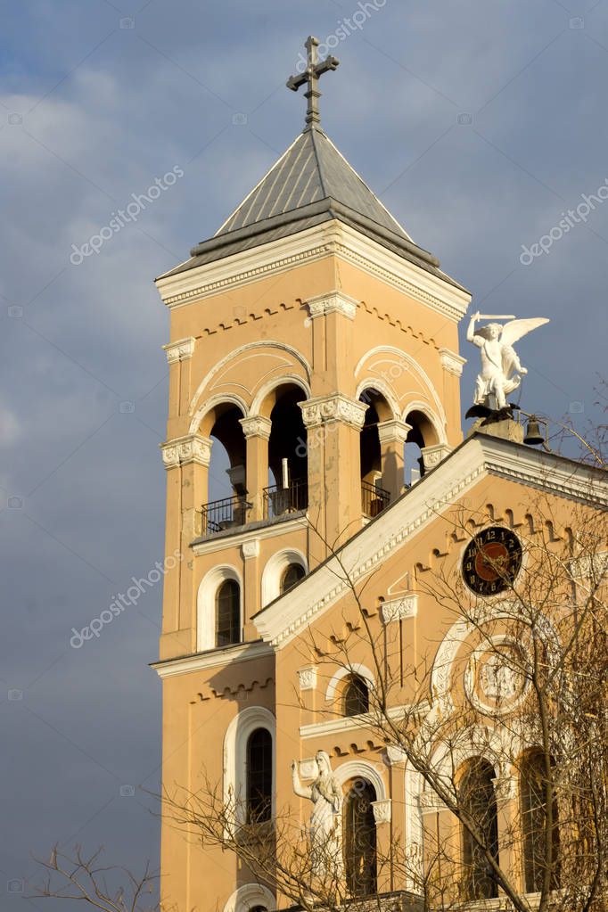 RAKOVSKI, BULGARIA - 25 DE DICIEMBRE DE 2013: Vista del atardecer de la ...