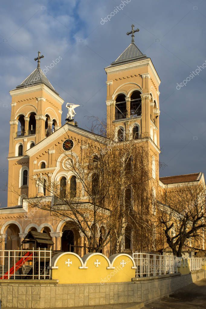 RAKOVSKI, BULGARIA - 25 DE DICIEMBRE DE 2013: Vista del atardecer de la ...
