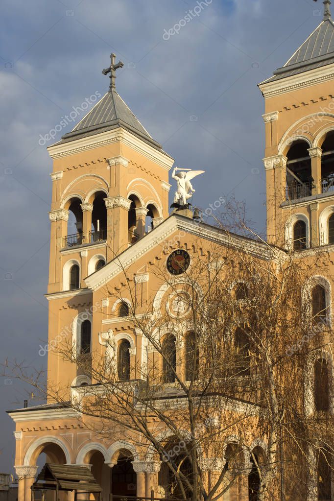 RAKOVSKI, BULGARIA - 25 DE DICIEMBRE DE 2013: Vista del atardecer de la ...