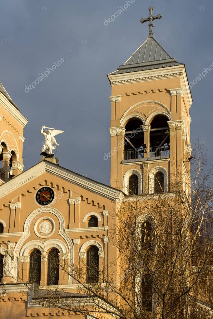 RAKOVSKI, BULGARIA - 25 DE DICIEMBRE DE 2013: Vista del atardecer de la ...