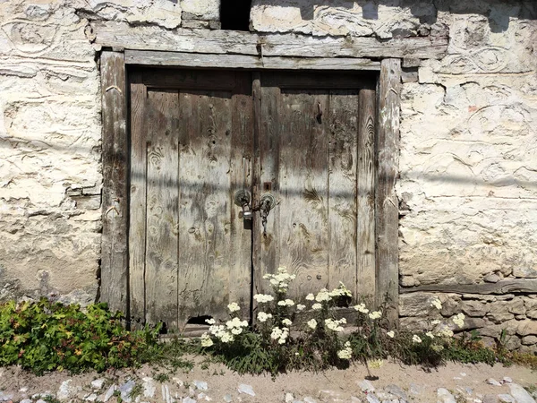 Old lintel door images libres de droit, photos de Old lintel door ...