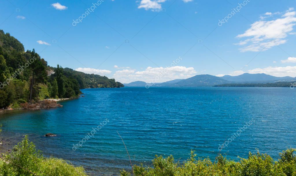 El lago Calafquen, que se extiende a lo largo de la frontera entre la ...