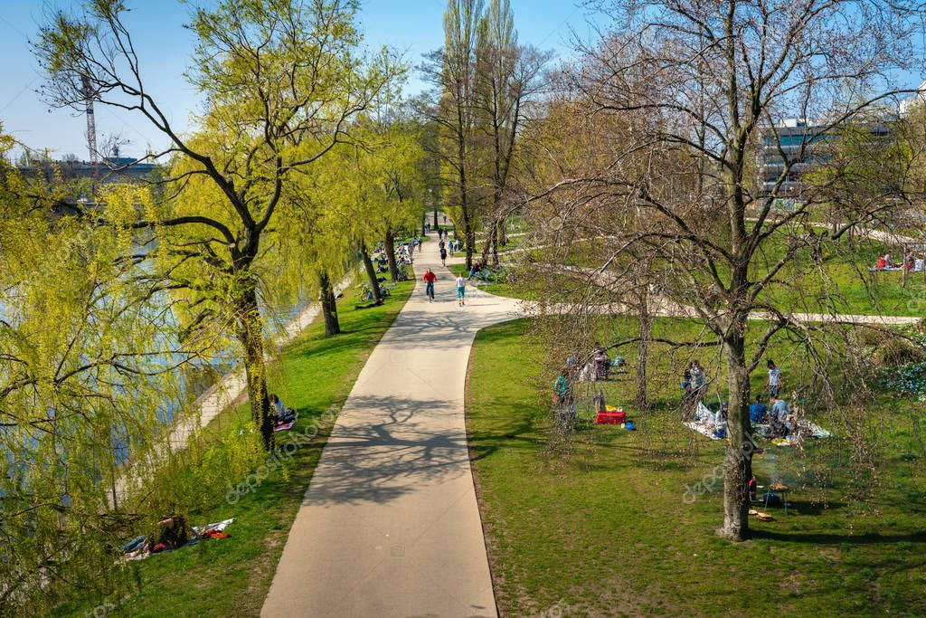 un día de primavera en la orilla de la juerga en Berlín en el centro de ...