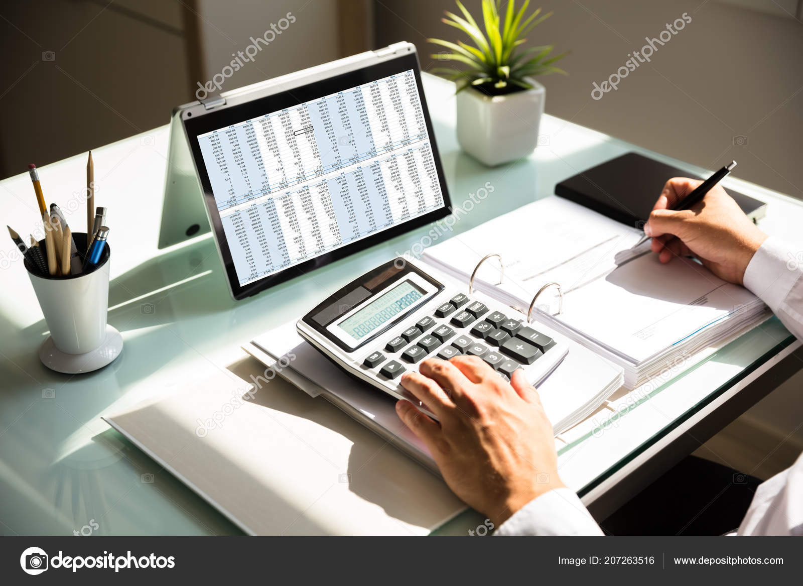 Close Businessman Hand Calculating Invoice Using Calculator — Stock ... Close Businessman Hand Calculating Invoice Using Calculator — Stock ...