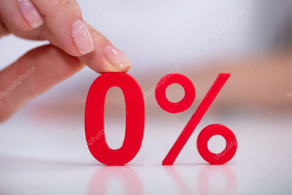 Primer plano de la mujer sosteniendo rojo cero porcentaje icono sobre ...