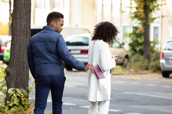 Mujer robando fotos de stock, imágenes de Mujer robando sin royalties ...