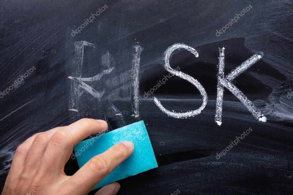 Primer plano de la mano de la persona borrando texto de riesgo con ...