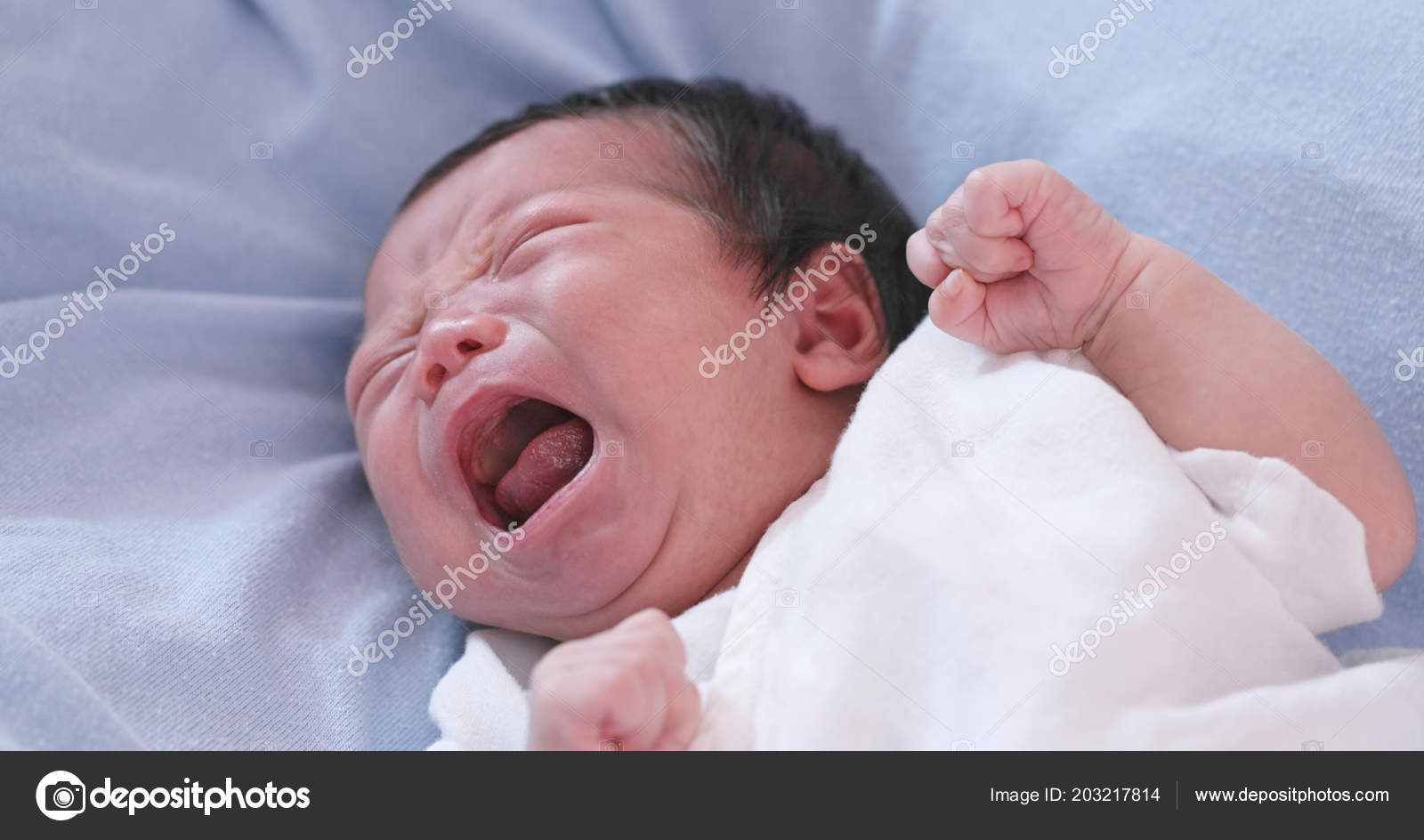 Precioso Bebé Recién Nacido Llorando: fotografía de stock © leungchopan ...