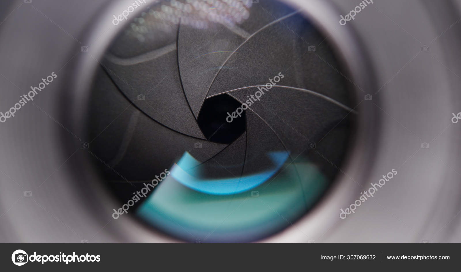 Adjusting aperture on camera lens Stock Photo by ©leungchopan 307069632