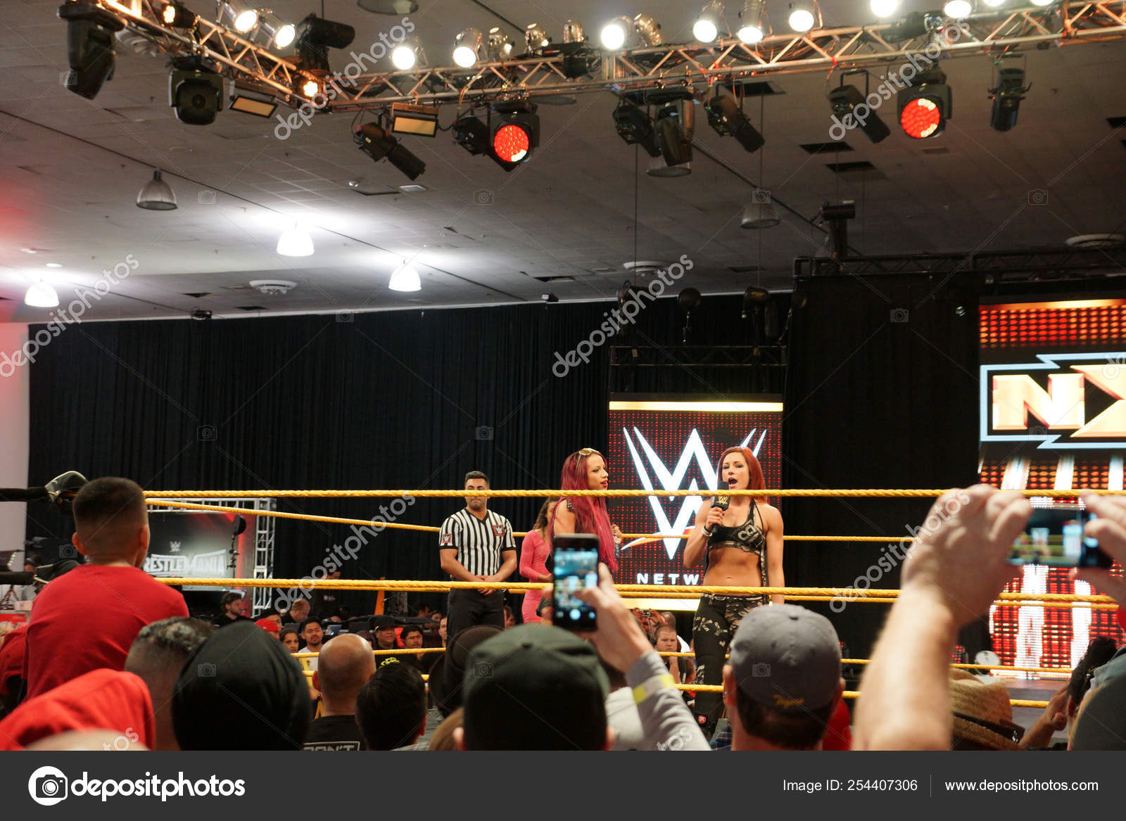 La catcheuse Becky Lynch parle de micro avec la star du NXT Sasha Ban ...