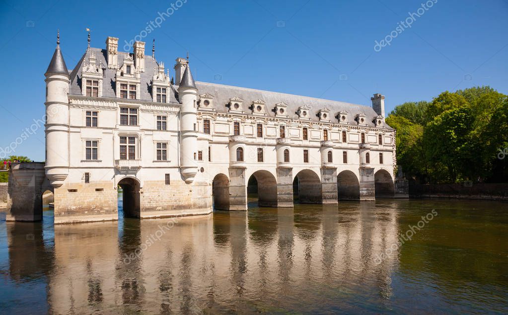 Chateau de Chenonceau sobre el río en el valle del Loira, Francia 2022