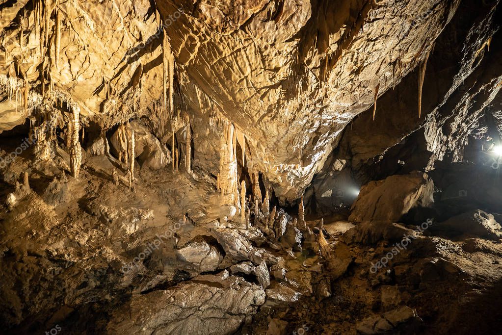 Gotas, estalactitas y estalagmitas iluminadas en la cueva de Baradla ...