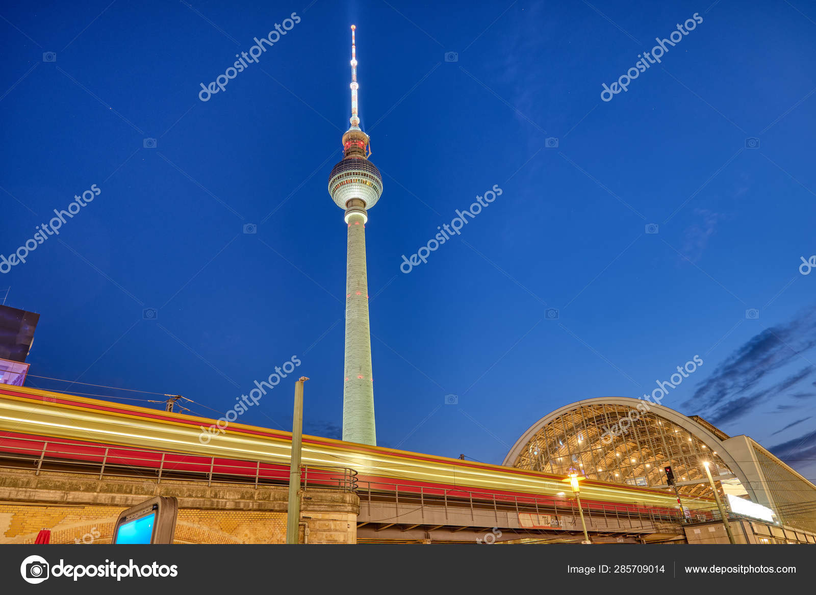 Commuter Train Entering Alexanderplatz Station Berlin Night – Stock ...