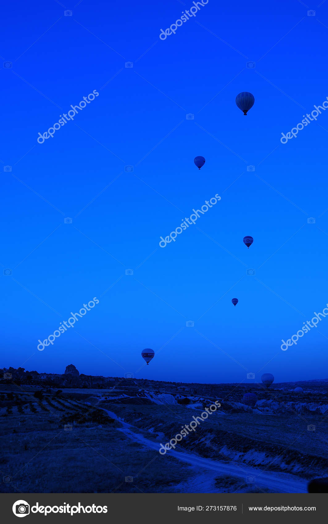 Globos Volando Cielo Azul Volcán Extinguido Horizonte: fotografía de ...