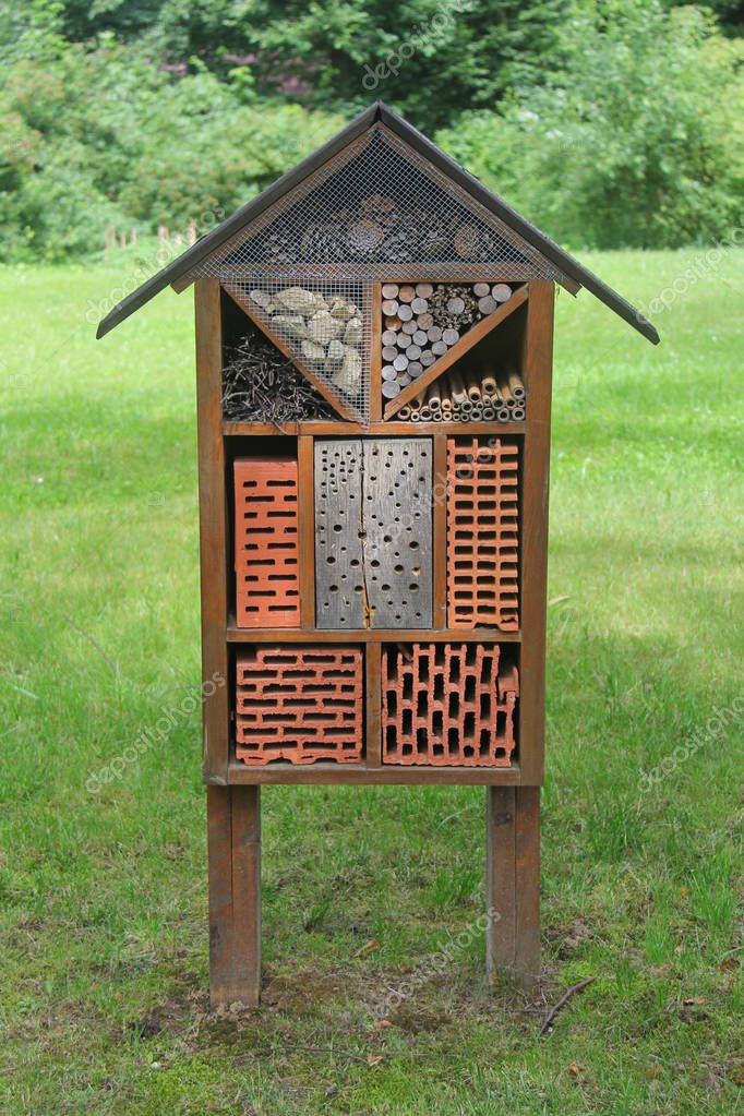 Casa para insectos salvajes en el parque. Se necesitan abejorros y ...