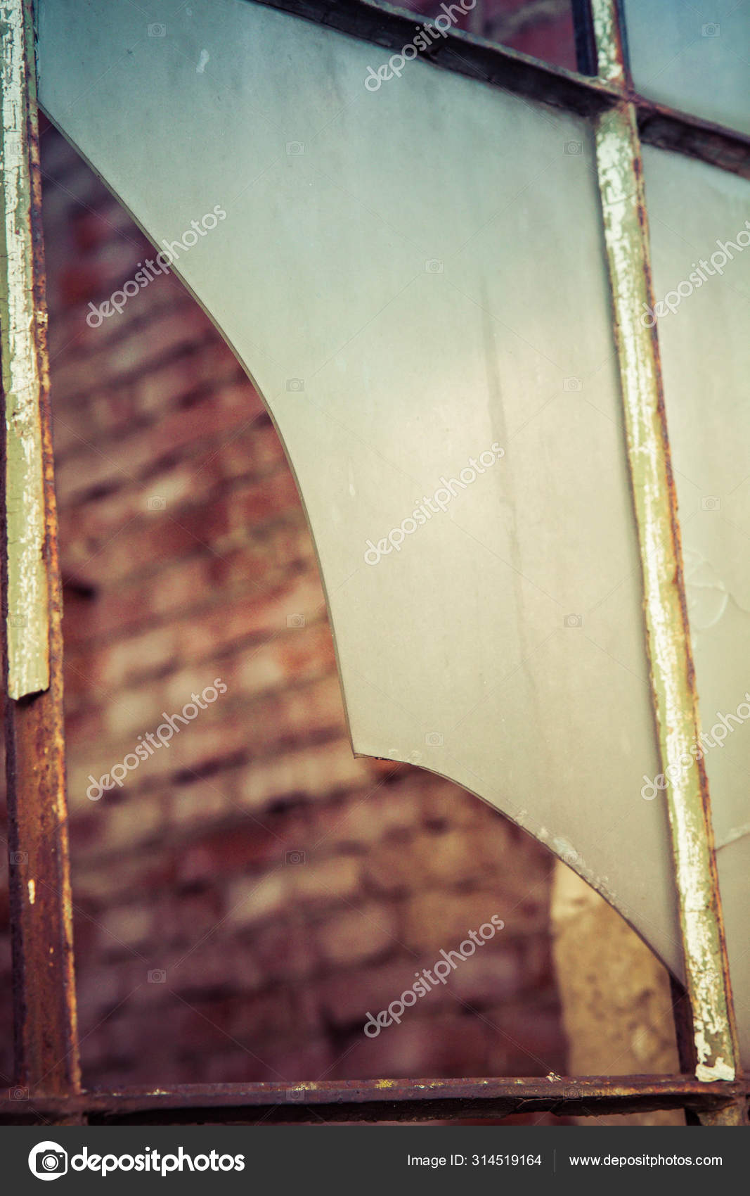 Broken Window Old Brick Building — Stock Photo © teine26 #314519164