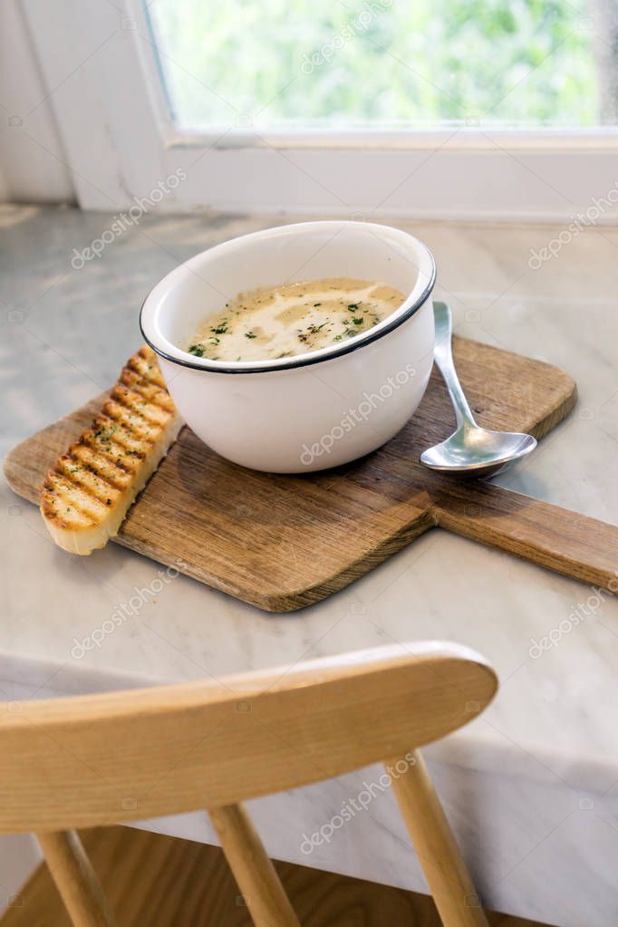 Sopa de champiñones cremosa sobre mesa de mármol en un restaurante 2023