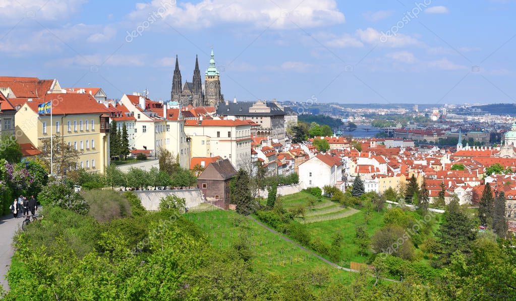 PRAGA, REPÚBLICA CHECA 1 de mayo de 2017: Vista del Castillo de Praga y la ciudad desde las ...
