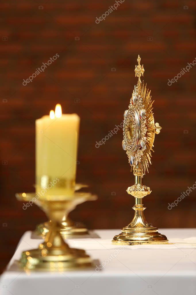 Monstrance para el culto en una ceremonia de la iglesia católica con ...