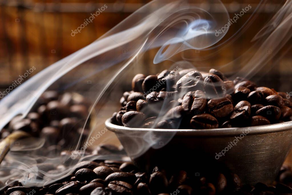 Café asado y humo sobre fondo marrón y espacio vacío para texto 2024