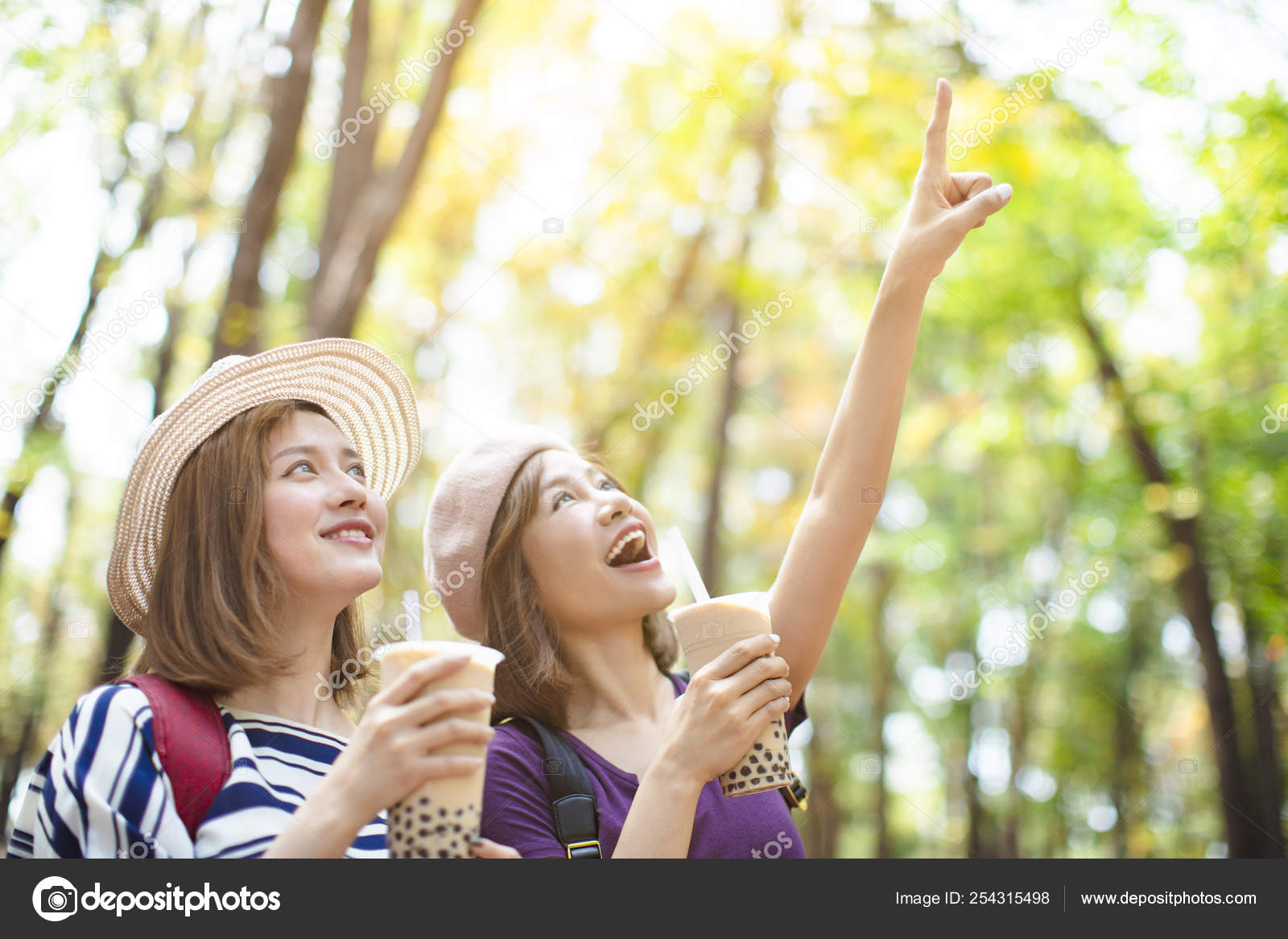 Happy girls drinking bubble tea and enjoy summer vacation — Stock Photo ...