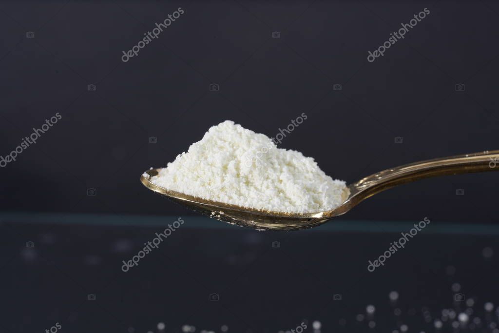 El potasio es un elemento químico y fue fotografiado aquí con un fondo ...