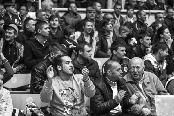 Gente en las gradas fotos de stock, imágenes de Gente en las gradas sin ...