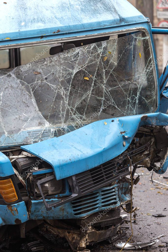 Terrible coche peligroso después de un accidente fatal. Parabrisas roto ...