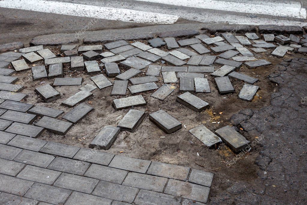 Losa de pavimentación dañada con baches causada por ciclos de ...