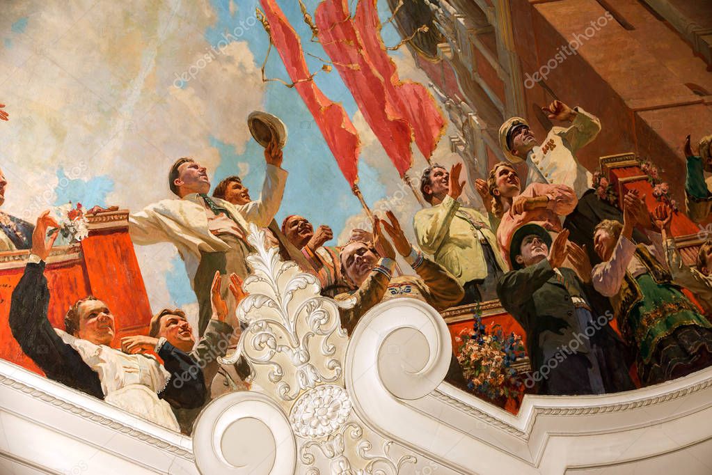 Interior místico del antiguo teatro soviético provincial de la URSS ...