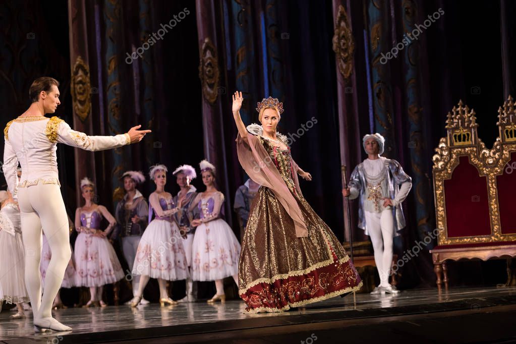 ODESSA, UCRANIA - JULIO 22, 2019: ballet. Ballet clásico en el ...