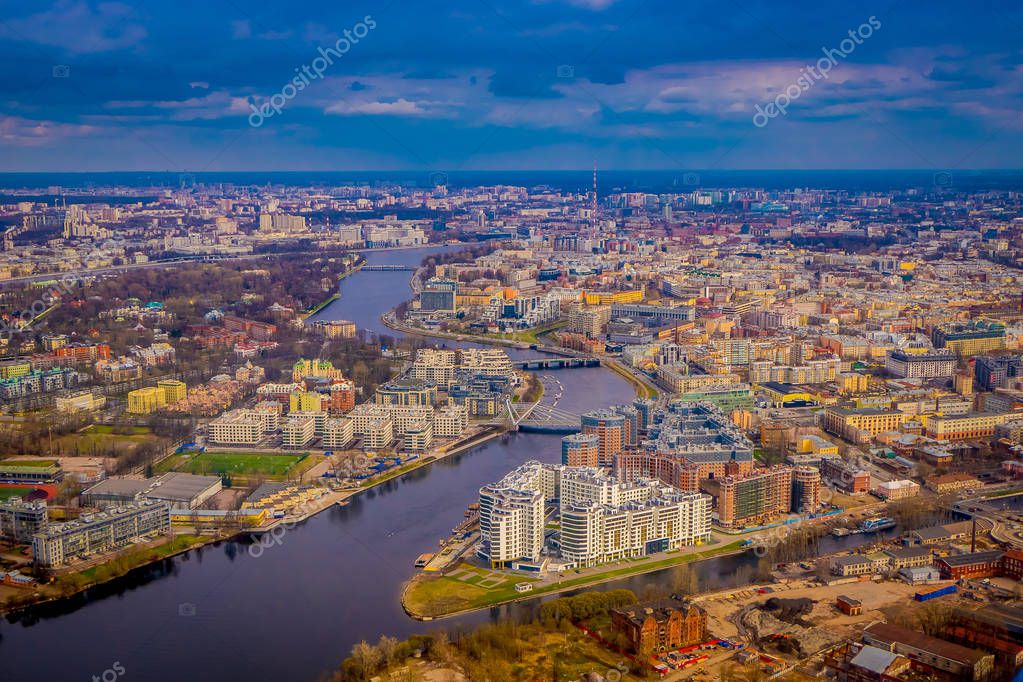 Hermosa vista panorámica aérea del río Neva con algunos edificios de la ...