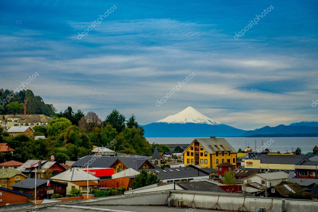 Ciudad de Puerto Varas con volc n de Osorno al fondo. Chile 2024