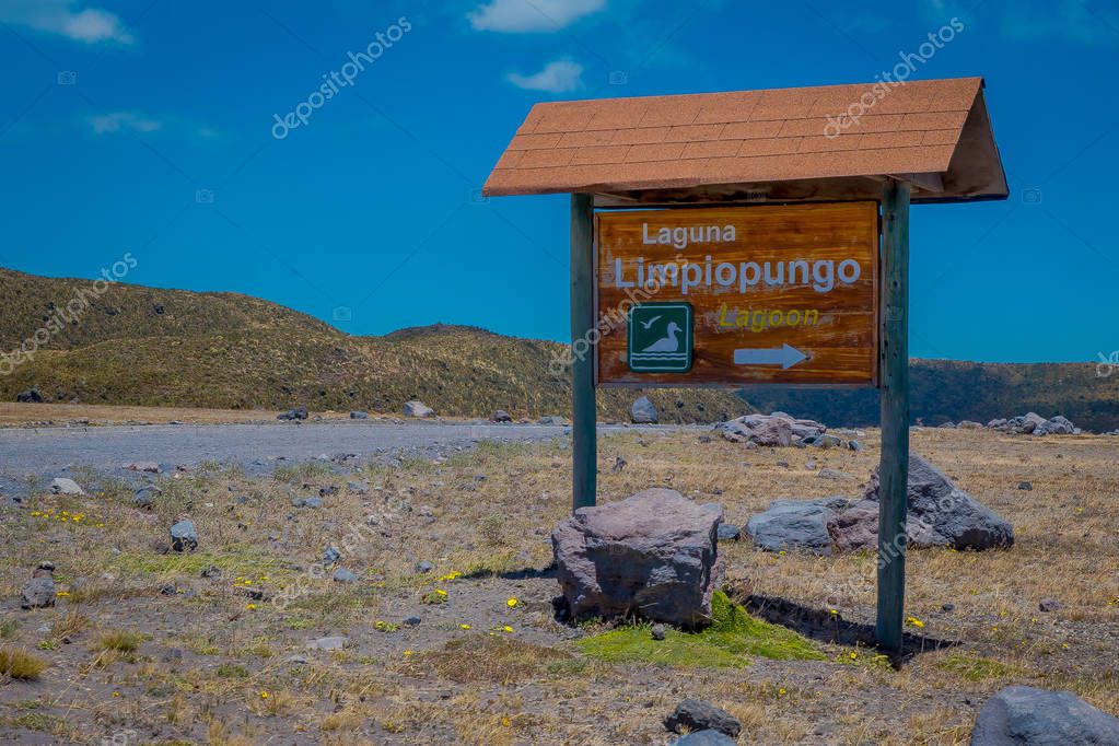 Señales para turistas en el Parque Nacional Cotopaxi, Ecuador en un día ...