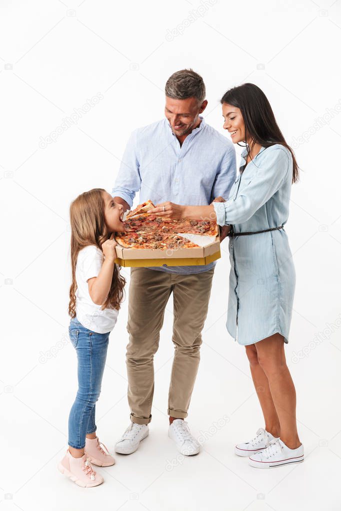 Retrato de un padre de familia encantadora, madre, hija pequeña comiendo pizza grande en caja ...