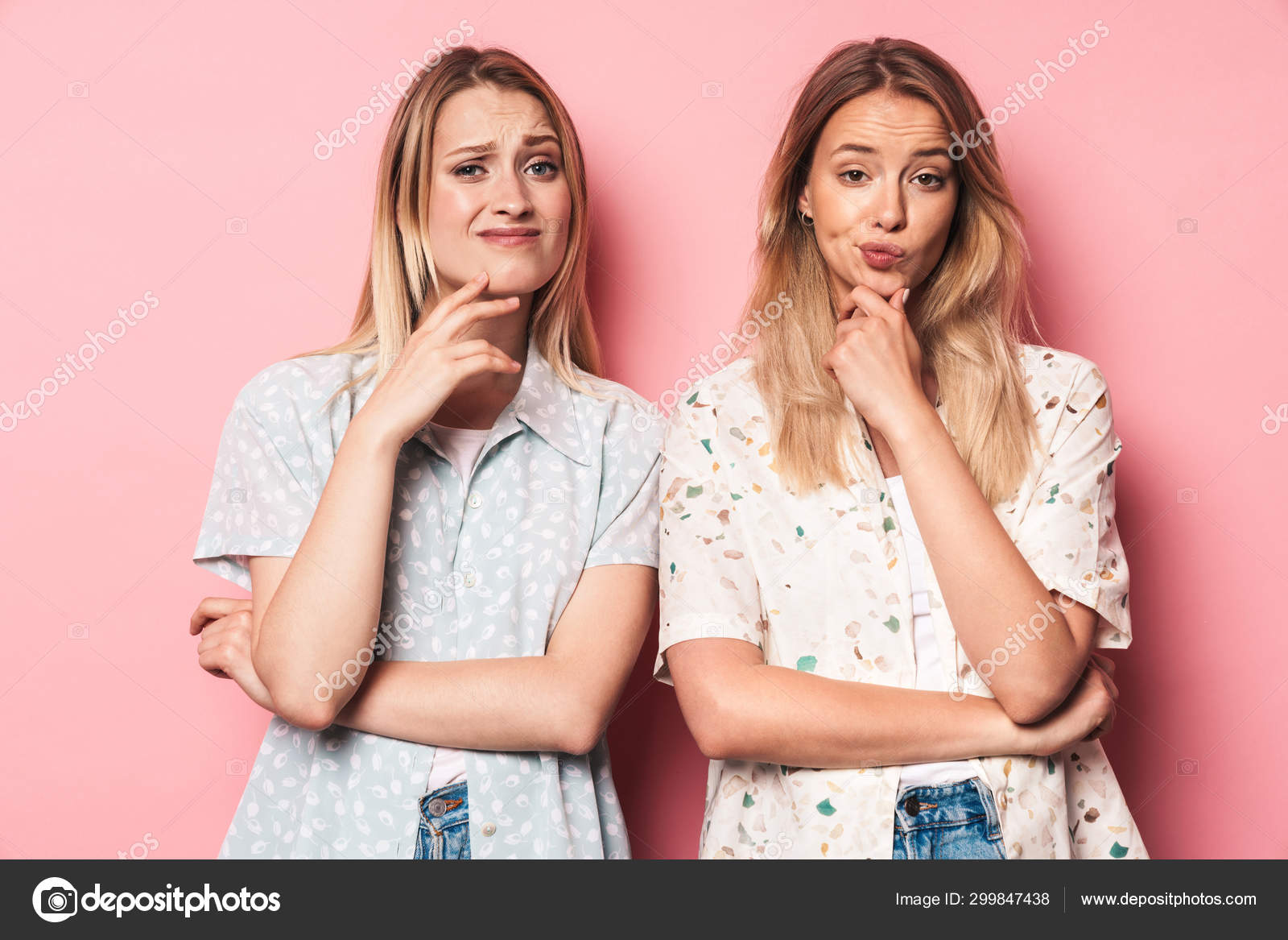 Confused young sisters blondes cute girls friends posing isolated over ...